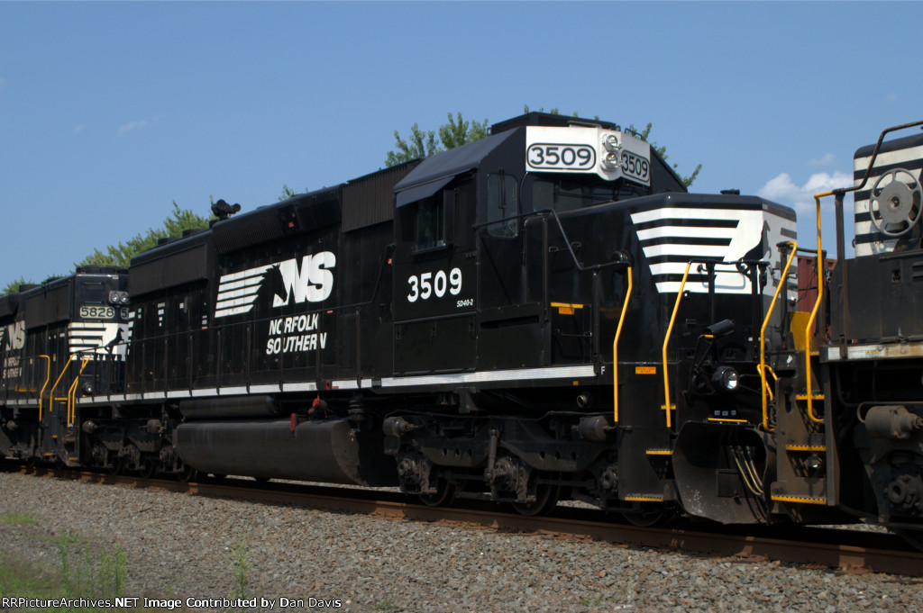 NS SD40-2 3509 trails on 10G